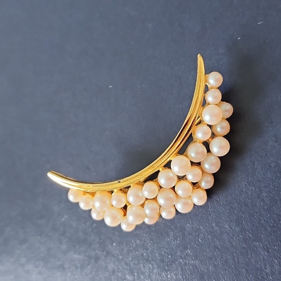 Torino | Jewelry | Vintage Torino Faux Pearl Textured Gold Crescent ...